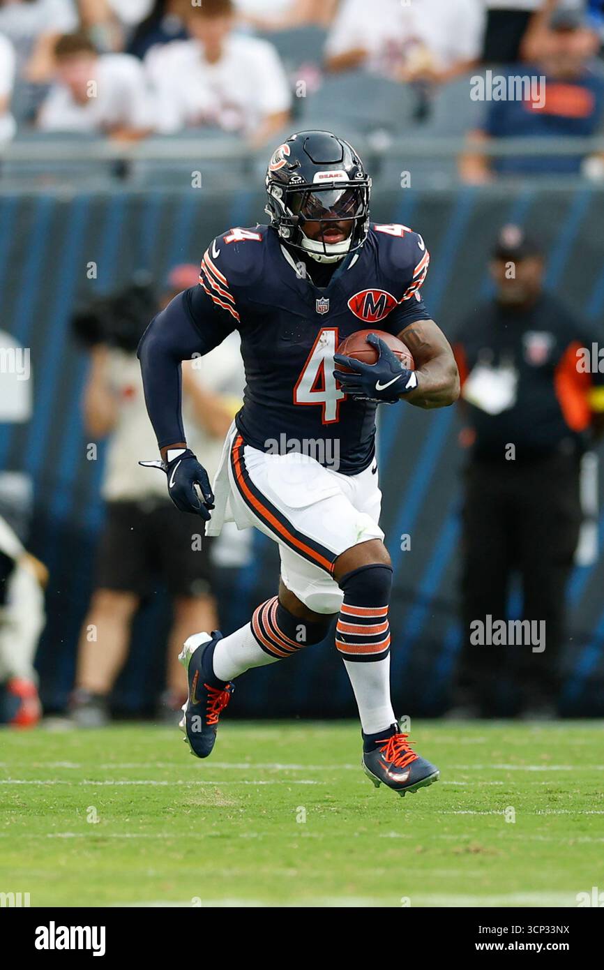 Chicago Bears running back D'Andre Swift (4) runs with the ball during ...