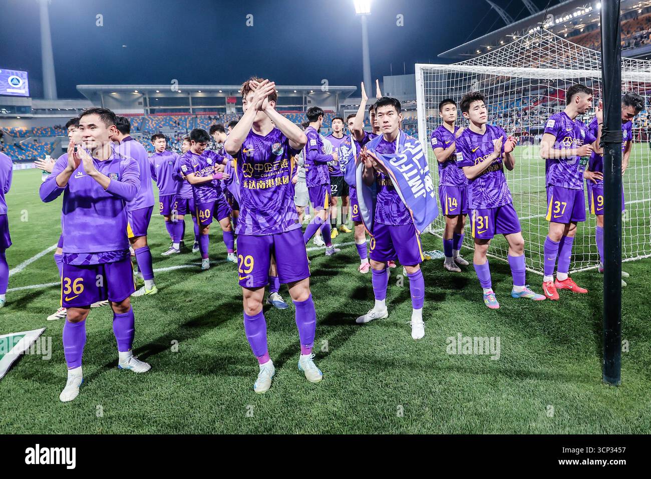 Tianjin Jinmen Tiger Football Club defeated Shenzhen Peng City Football ...