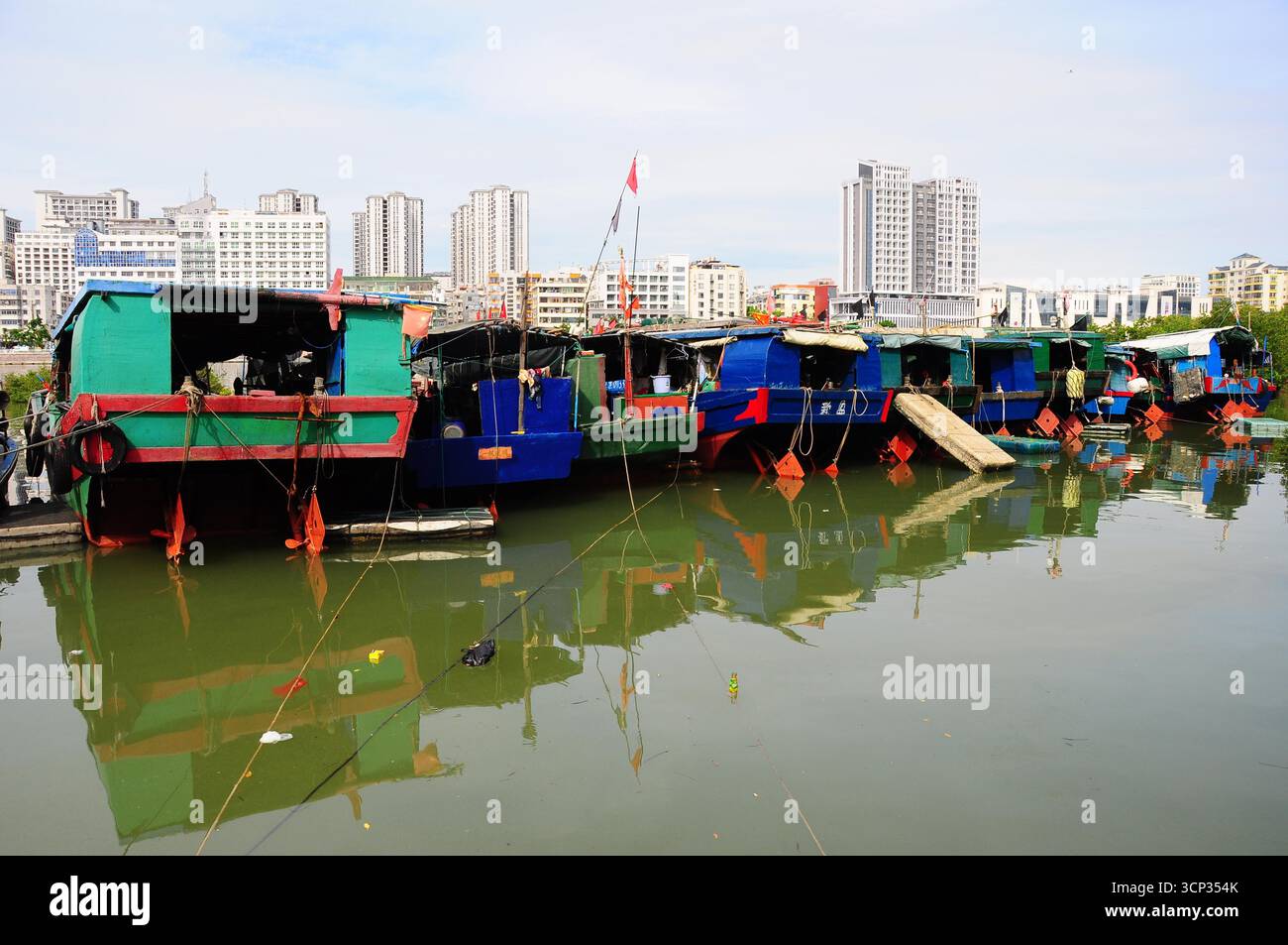 Vessels return to port for shelter as super typhoon appears in Sanya ...