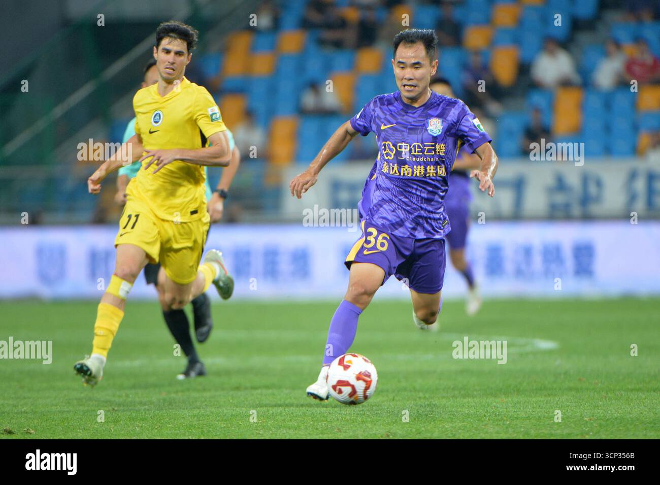 Tianjin Jinmen Tiger Football Club defeated Shenzhen Peng City Football ...