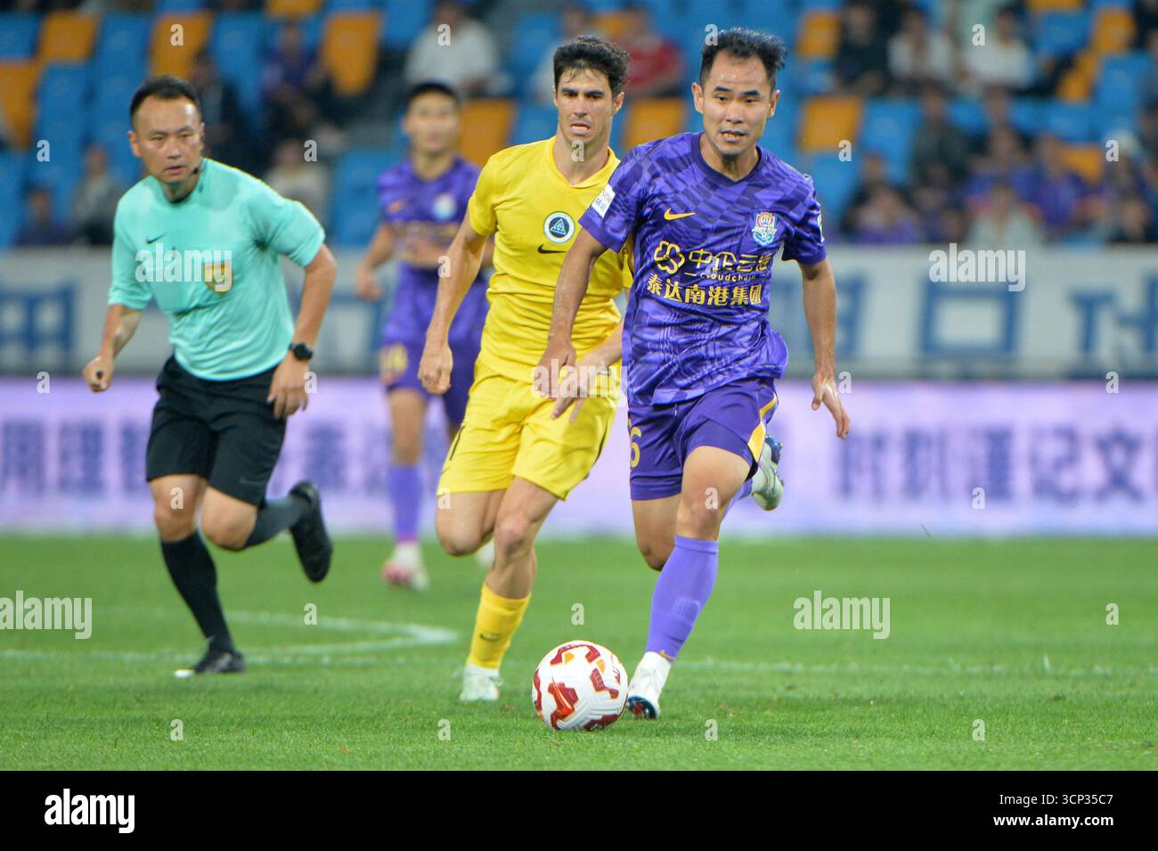 Tianjin Jinmen Tiger Football Club defeated Shenzhen Peng City Football ...