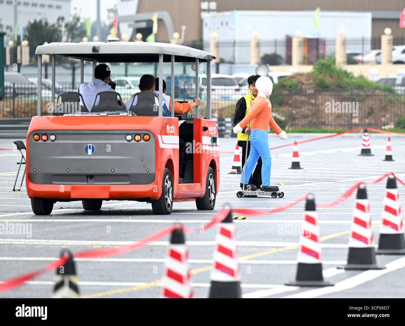 (250924) -- ZHENGZHOU, Sept. 24, 2025 (Xinhua) -- Contestants ...