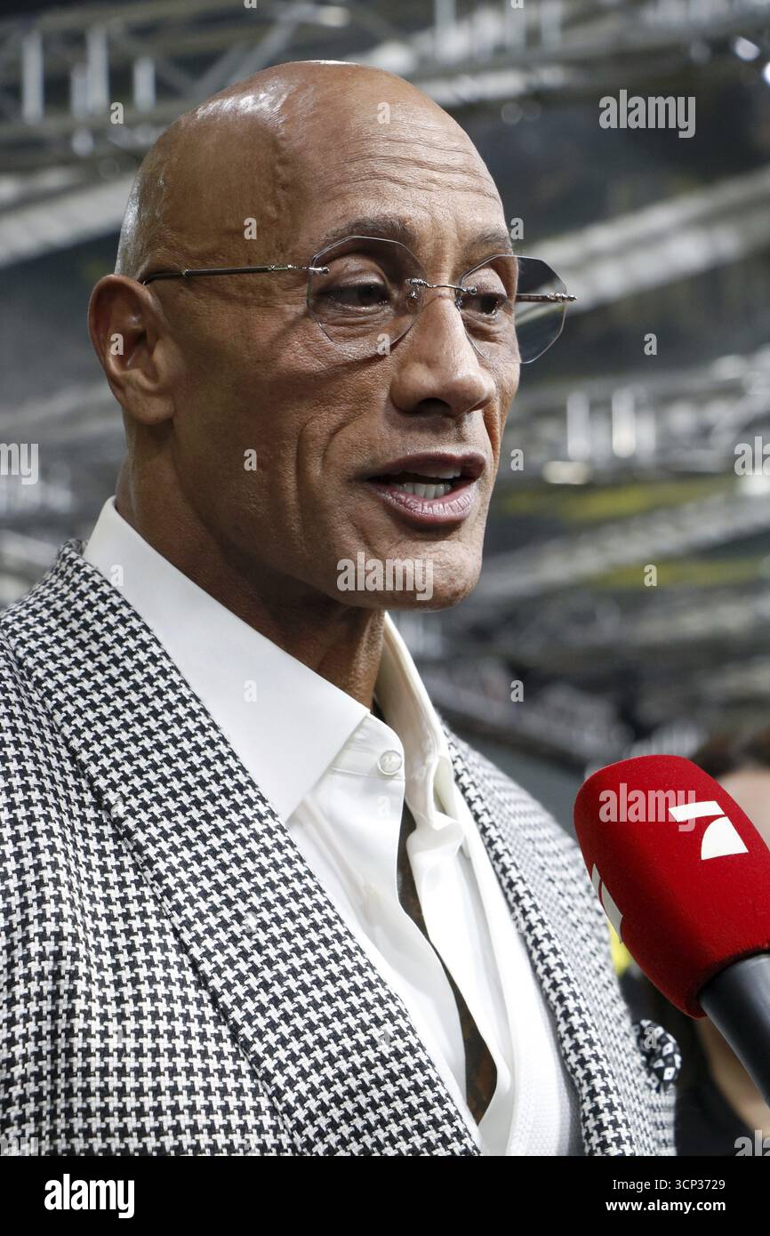 Dwayne Johnson at the premiere of THE SMASHING MACHINE, at the Zoo ...