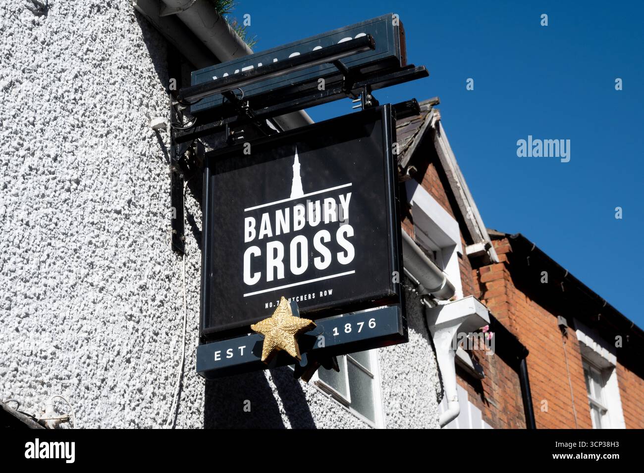 The Banbury Cross pub sign, Banbury, Oxfordshire, England, UK Stock ...