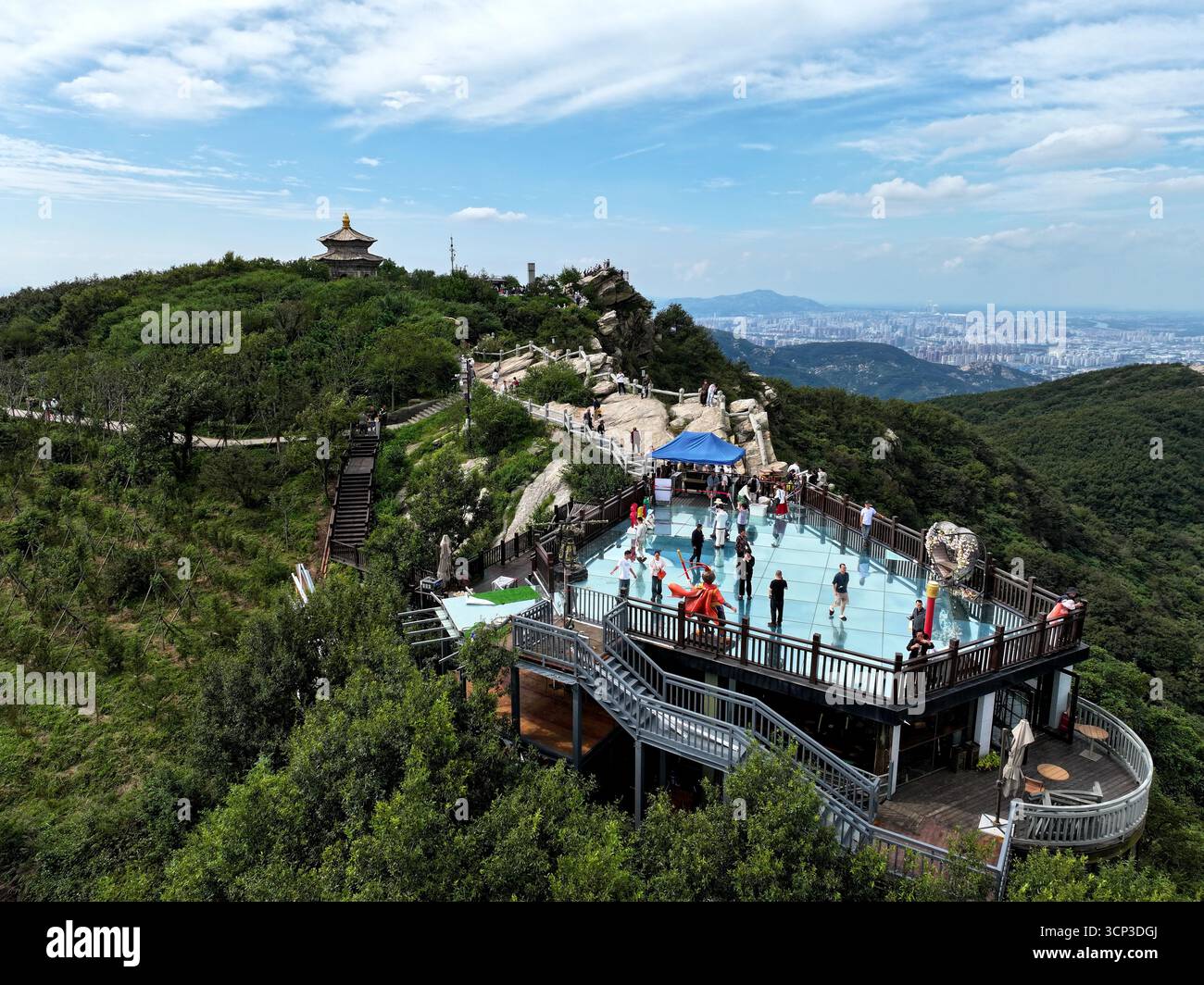 Tourists admire autumn scenery of Mount Huaguo in Lianyungang Ctiy ...