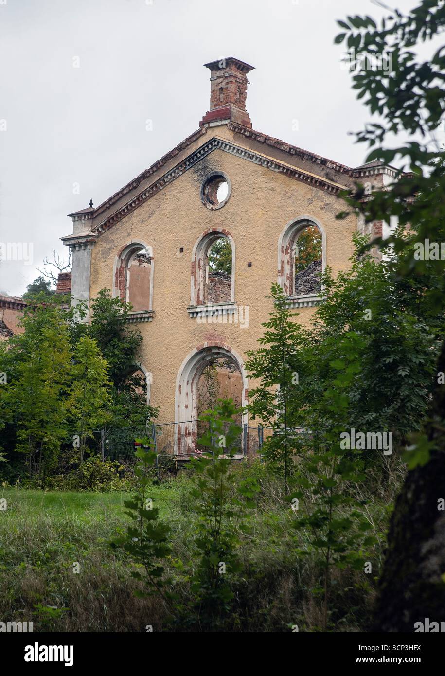 Burnt out desolate house hi-res stock photography and images - Alamy