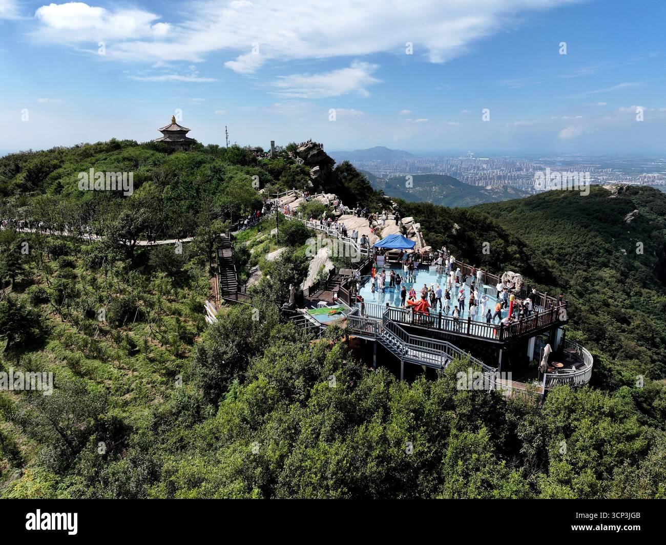 Tourists admire autumn scenery of Mount Huaguo in Lianyungang Ctiy ...