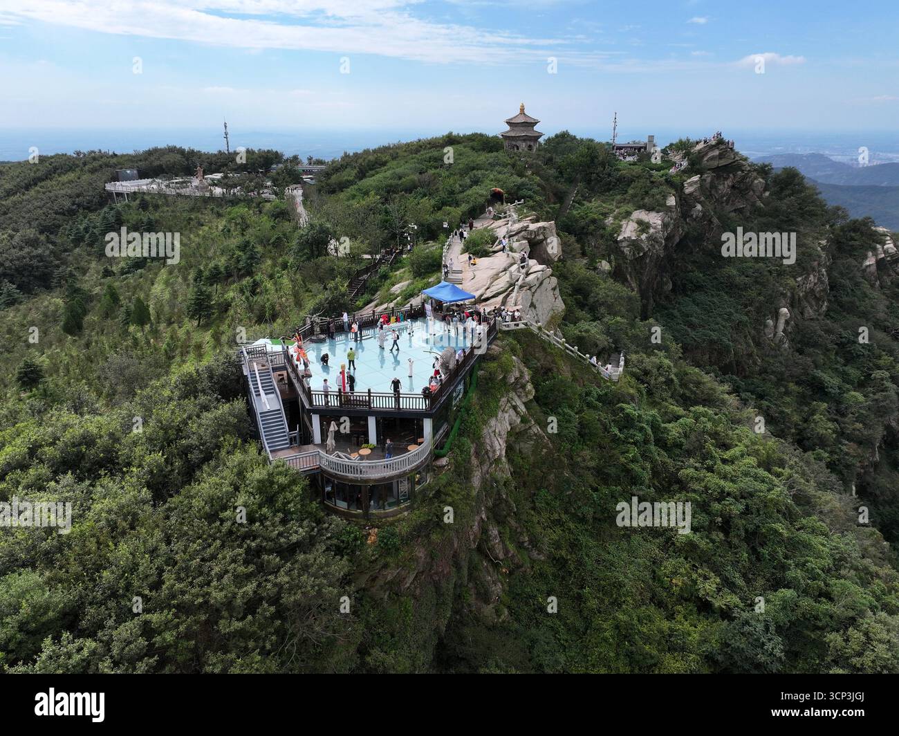 Tourists admire autumn scenery of Mount Huaguo in Lianyungang Ctiy ...