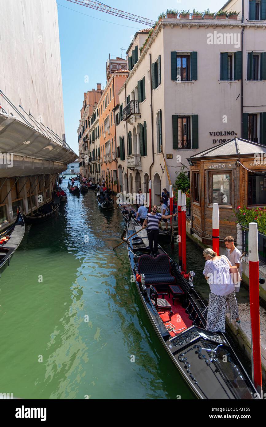 Busy gondola service canal hi-res stock photography and images - Alamy