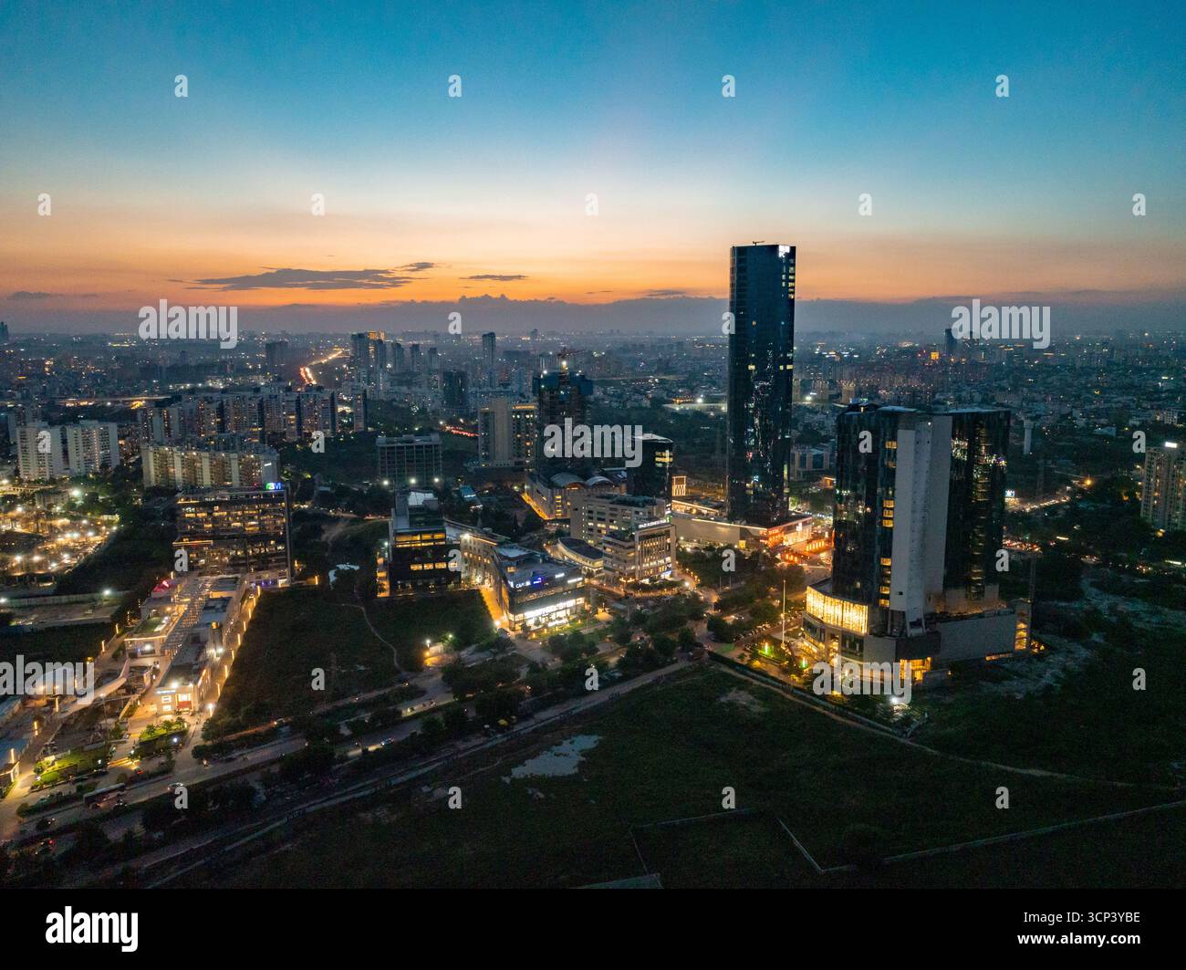 Golf course extension road hi-res stock photography and images - Alamy