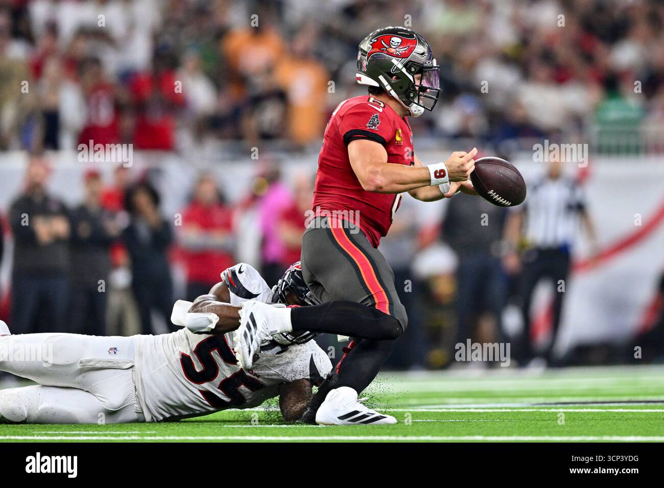 Houston Texans defensive end Danielle Hunter (55) forces Tampa Bay ...