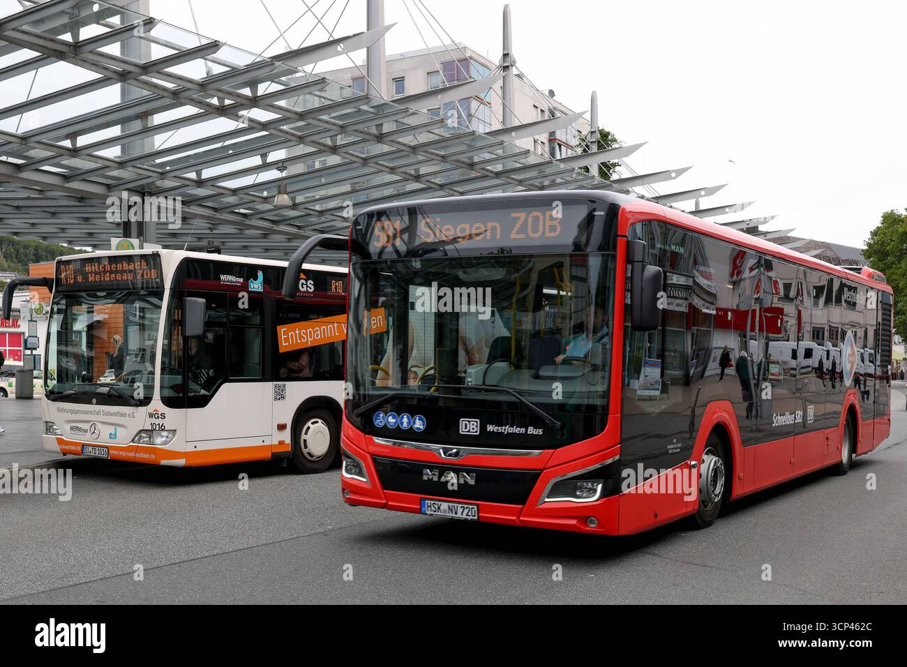 Blick zum ZOB Zentraler Omnibus Bahnhof in Siegen. Busse sind unterwegs ...