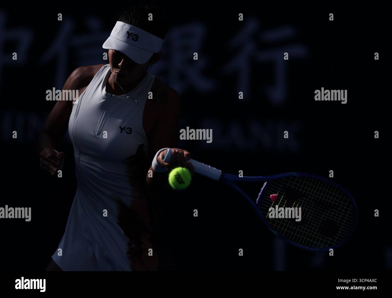(250924) -- BEIJING, Sept. 24, 2025 (Xinhua) -- Zhang Ruien hits a ...