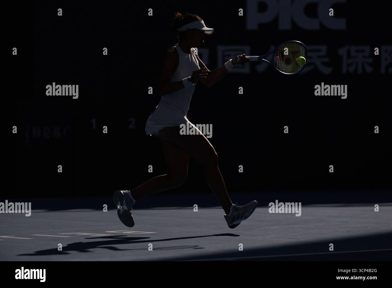 (250924) -- BEIJING, Sept. 24, 2025 (Xinhua) -- Zhang Ruien hits a ...