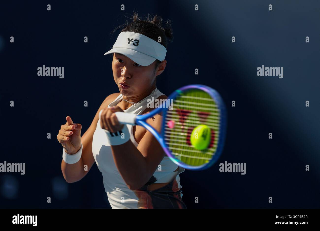 (250924) -- BEIJING, Sept. 24, 2025 (Xinhua) -- Zhang Ruien hits a ...