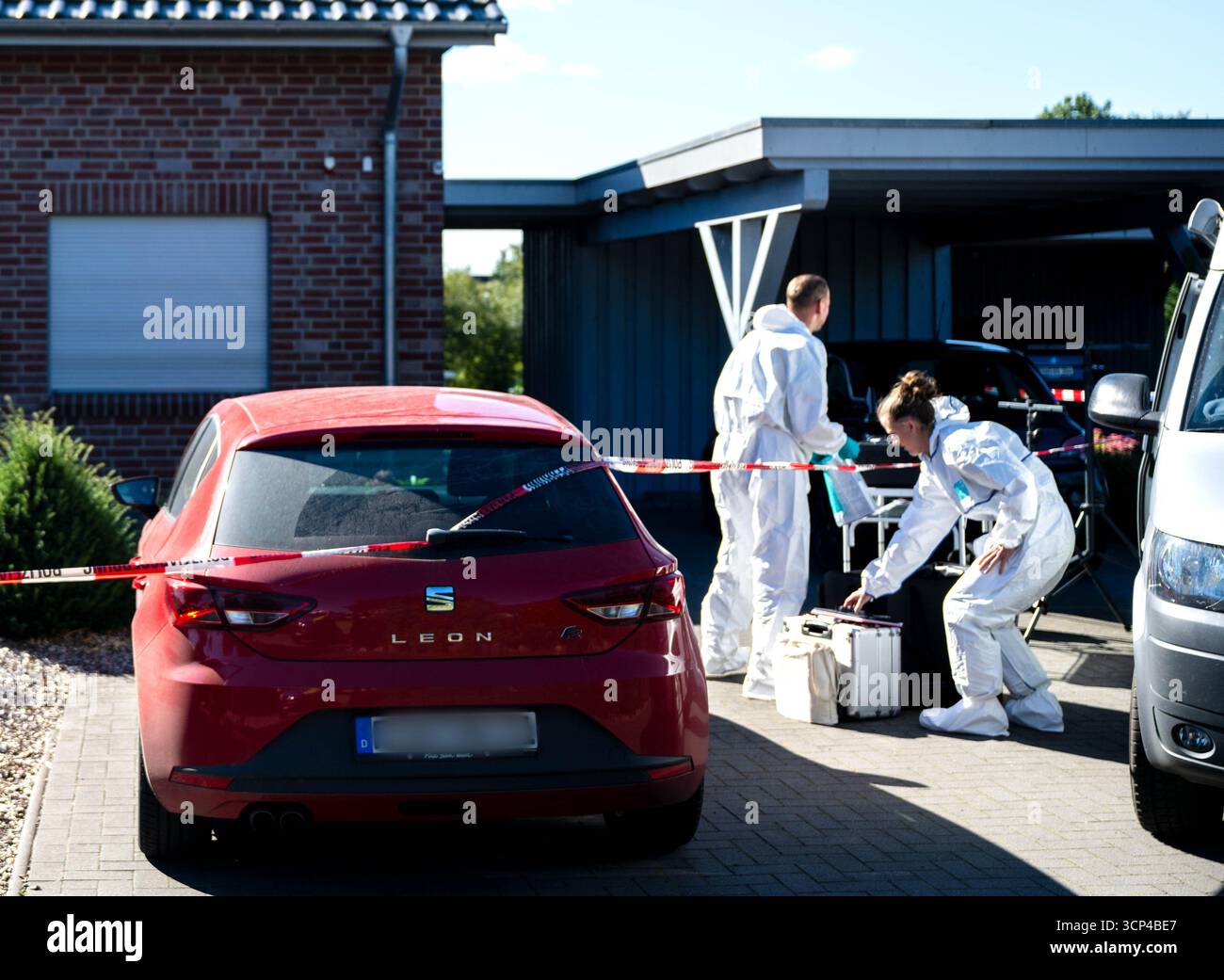 24 September 2025, Lower Saxony, Gyhum: Emergency services secure ...