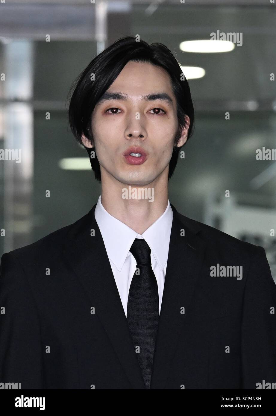 Japanese actor Hiroya Shimizu, released on bail, apologizes in front of ...