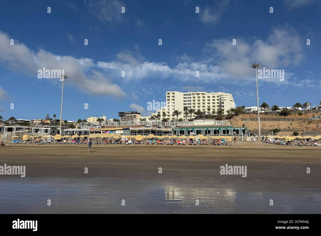 Beruehmter, beliebter Strand im Sueden von Gran Canaria und ein ...