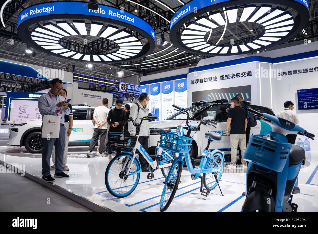 (250924) -- CHANGSHA, Sept. 24, 2025 (Xinhua) -- Visitors view shared ...