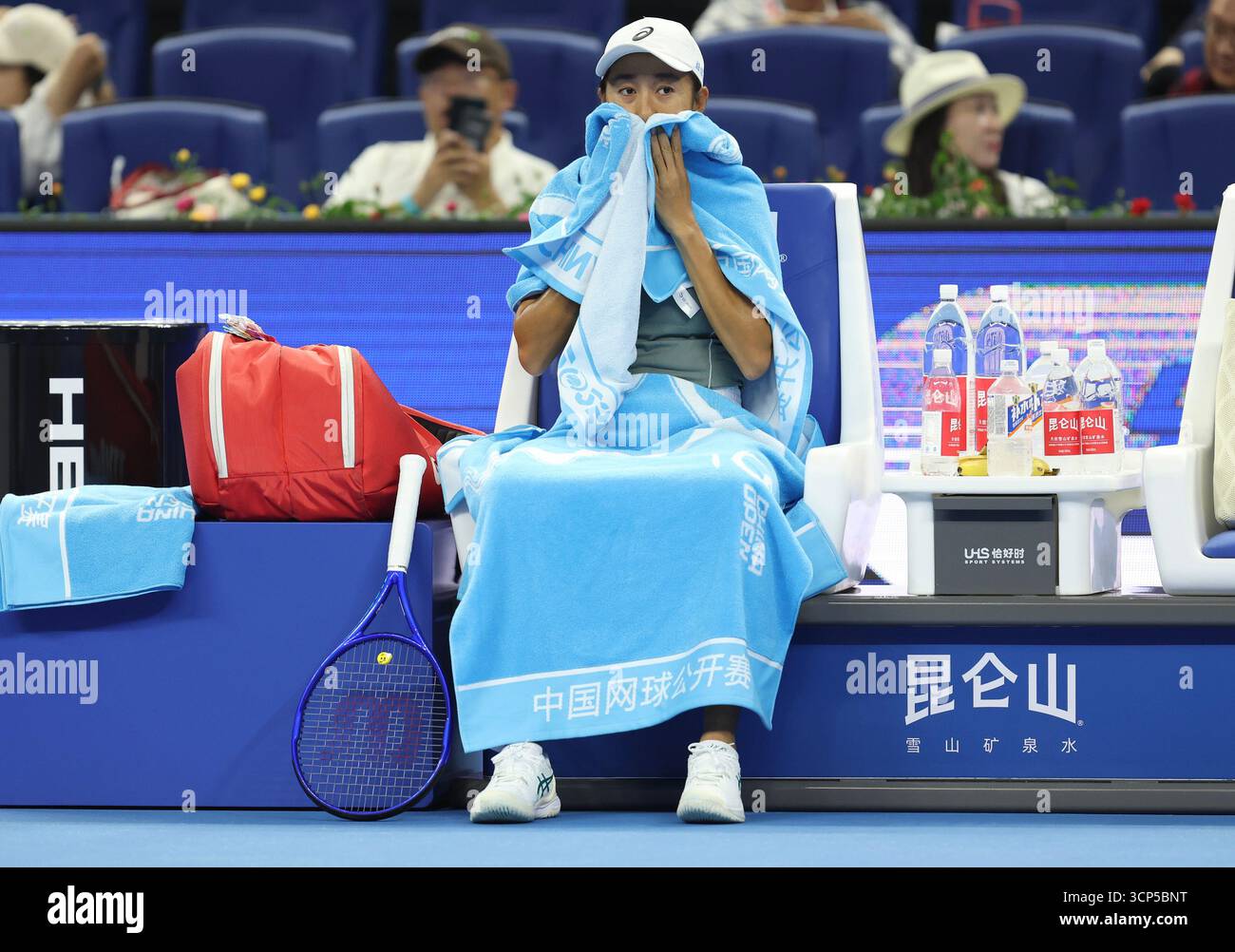 (250924) -- BEIJING, Sept. 24, 2025 (Xinhua) -- Zhang Shuai reacts ...