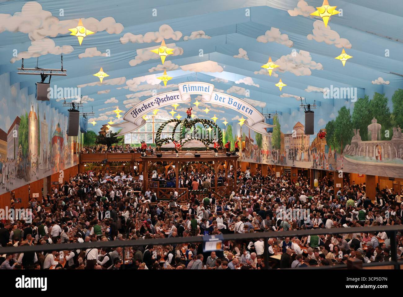 Hier der Blick am Oktoberfest, Wiesn auf den Innenraum, Innenschiff des ...