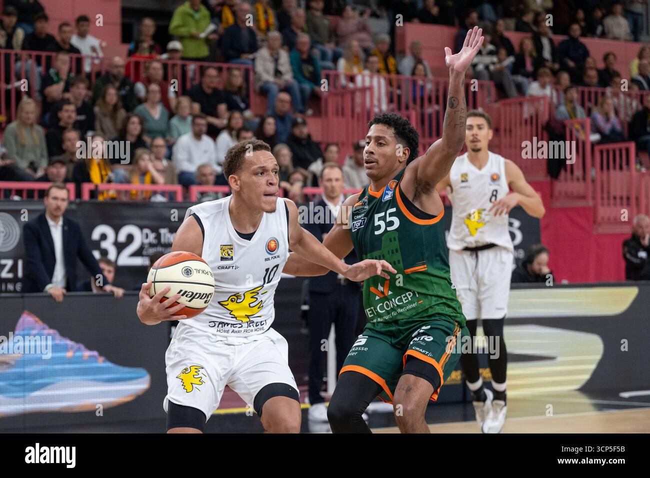 v.li. Isaiah Sanders (Tigers Tuebingen #10), Eli Brooks (VET-CONCEPT Gladiators Trier, #55) GER ...