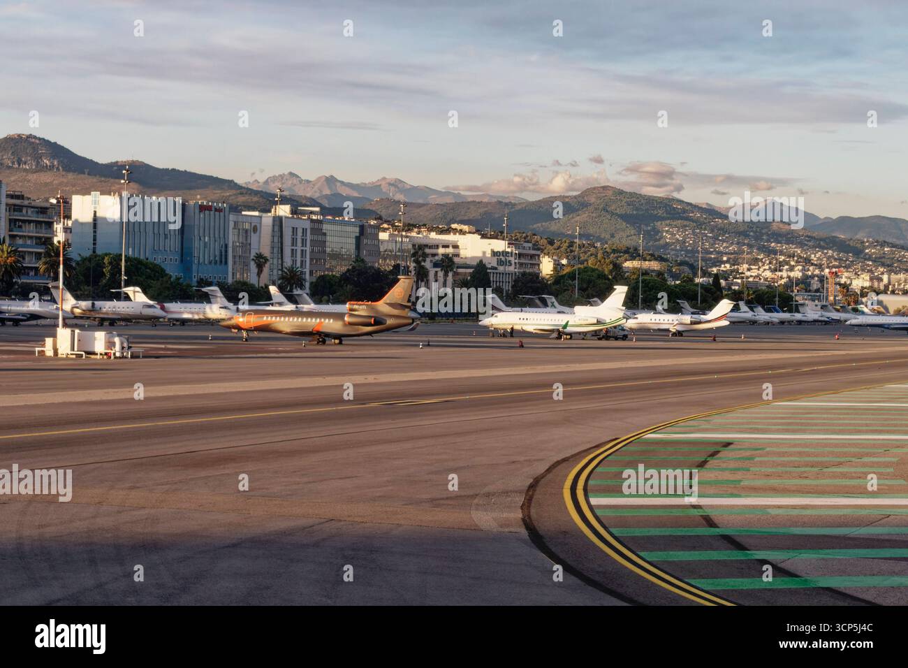 Verwunderlich Nizza Flughafen Ankunft Ebenbild