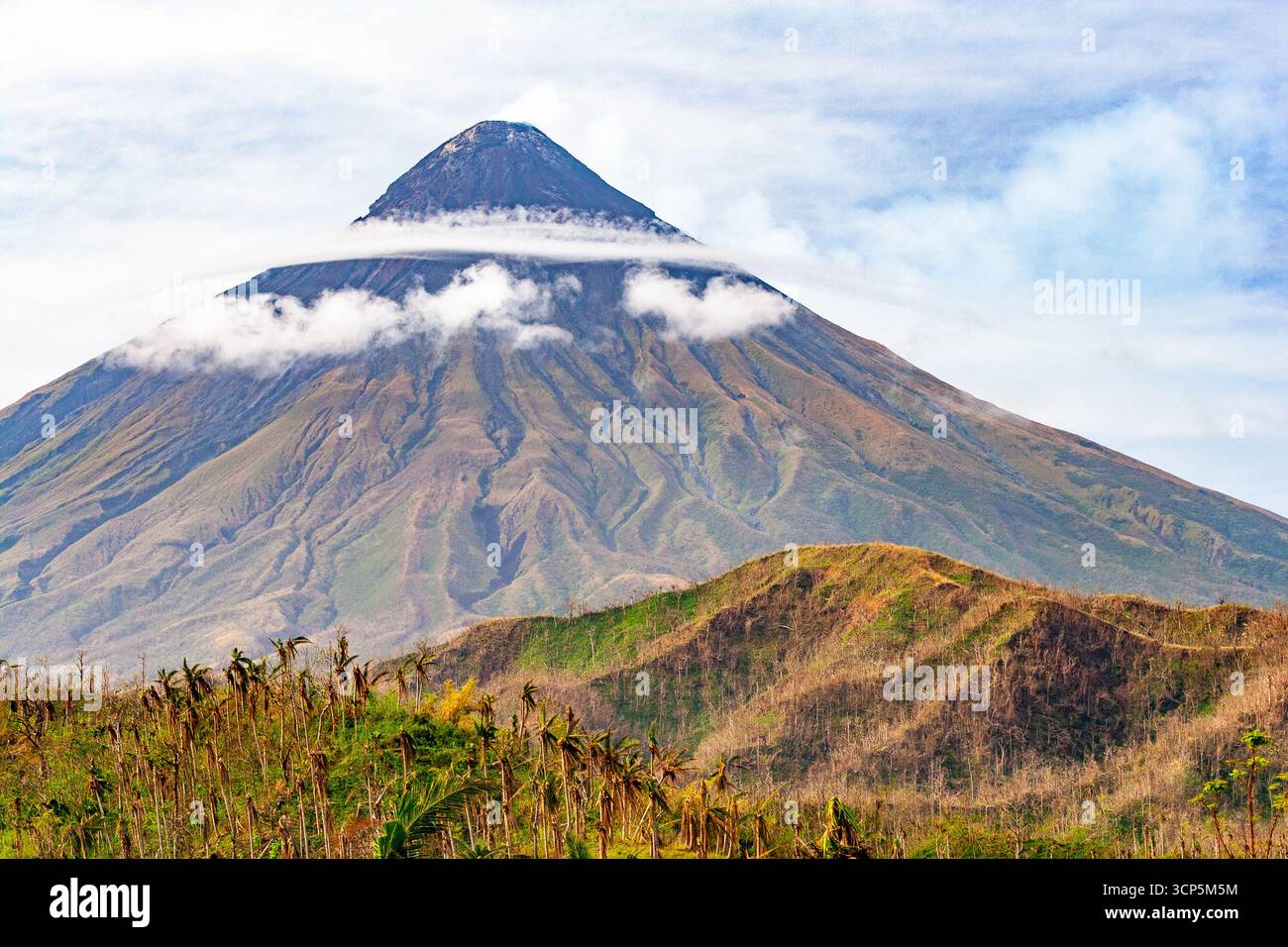 Mayon silhouette hi-res stock photography and images - Alamy