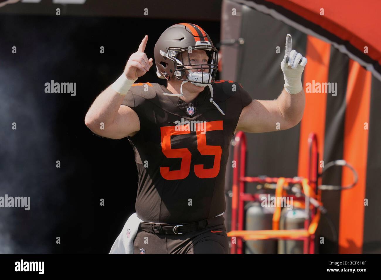 Cleveland Browns center Ethan Pocic (55) runs onto the field for an NFL ...