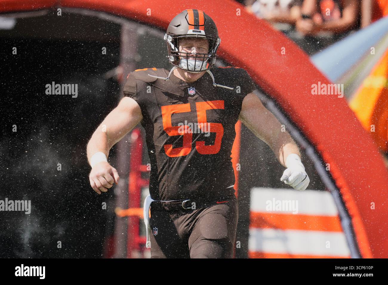 Cleveland Browns center Ethan Pocic (55) runs onto the field for an NFL ...