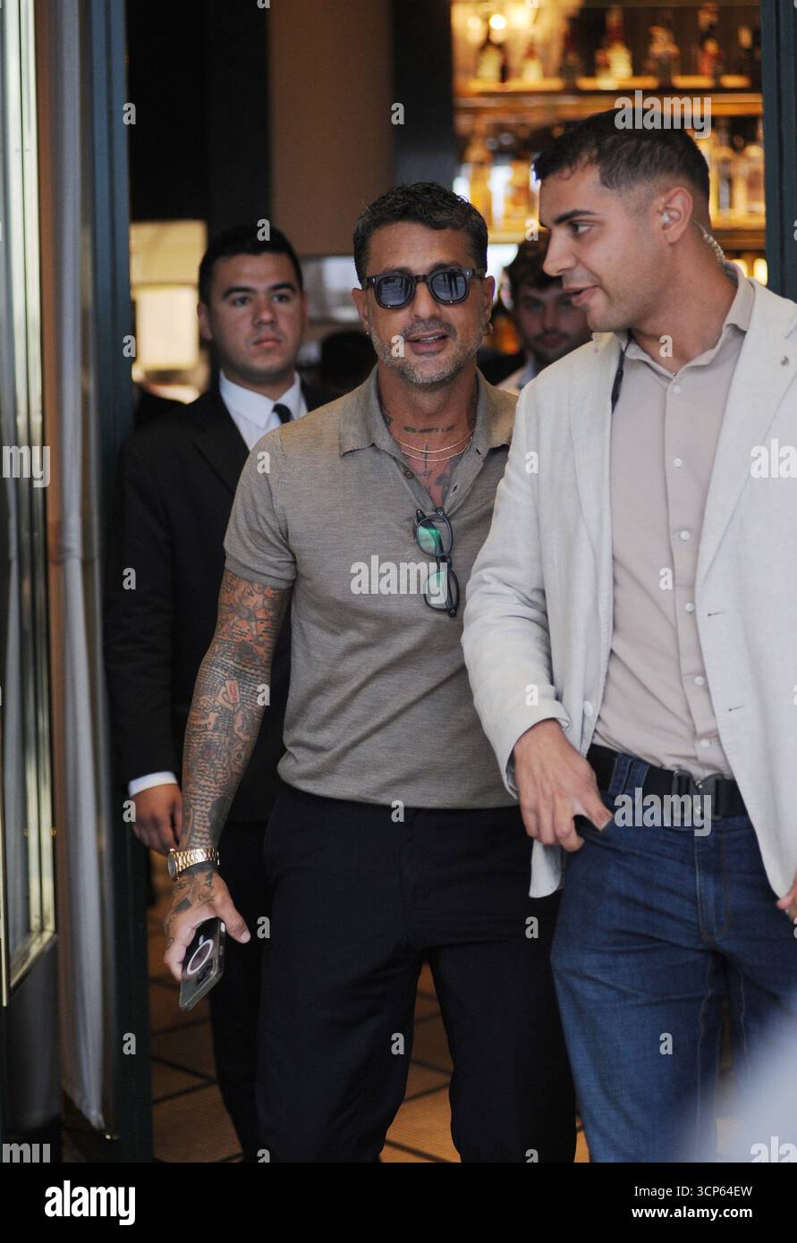 Milan, Barbara Berlusconi leaves Sant'Ambroeus after lunch, and ...