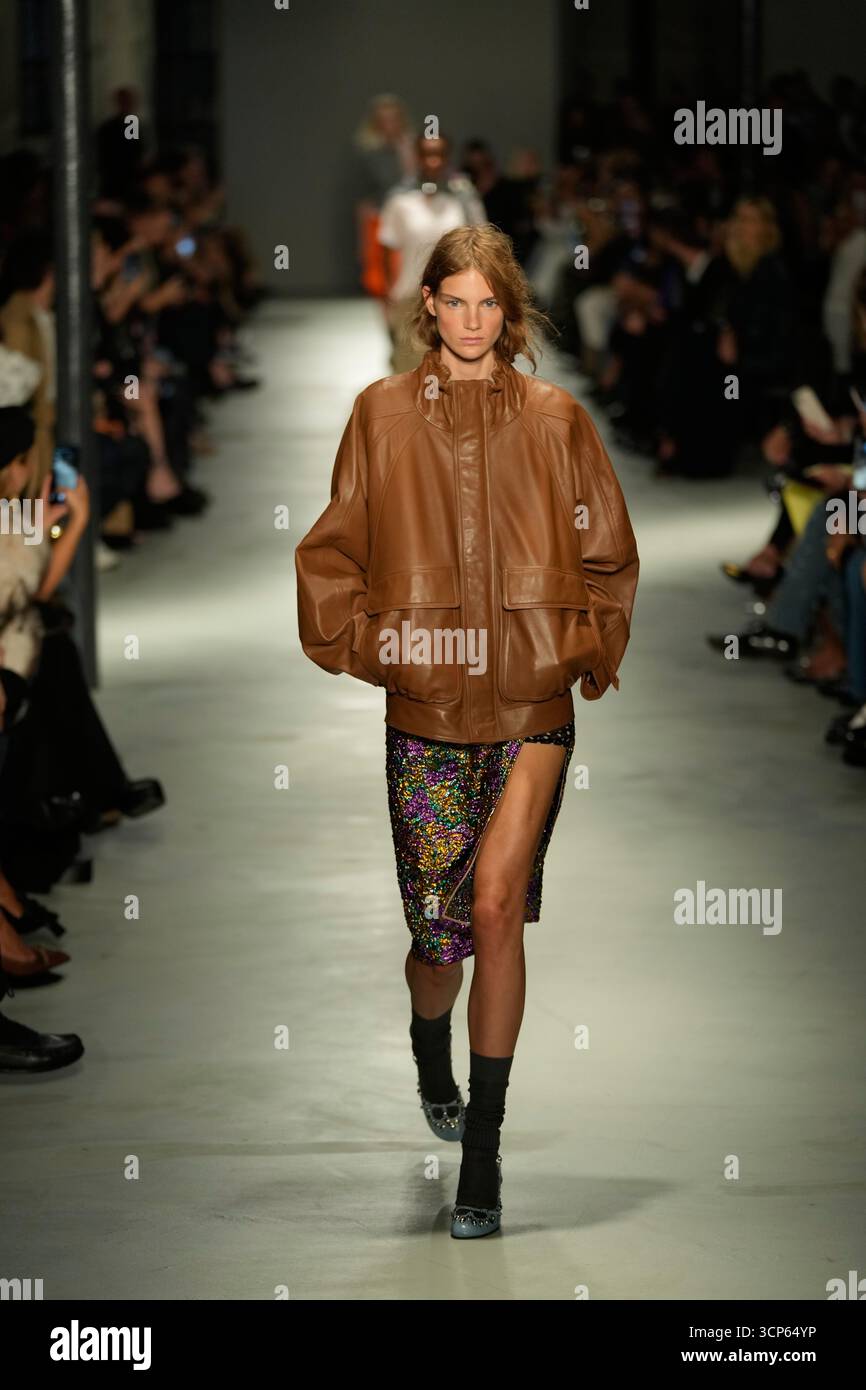 A models wears a creation part of the N21 women's Spring-Summer 2026 ...