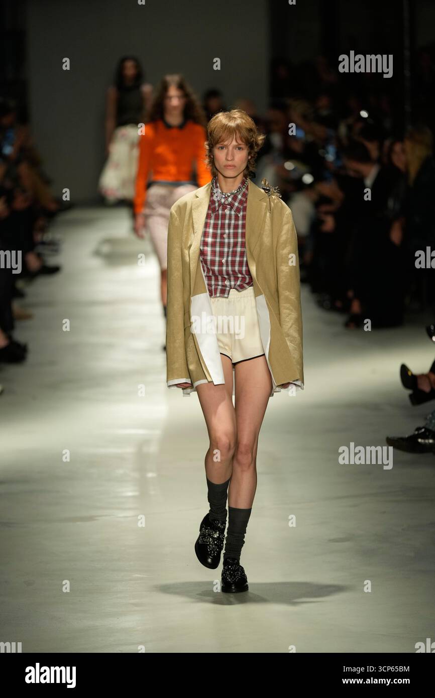 A model wears a creation part of the N21 women's Spring-Summer 2026 ...