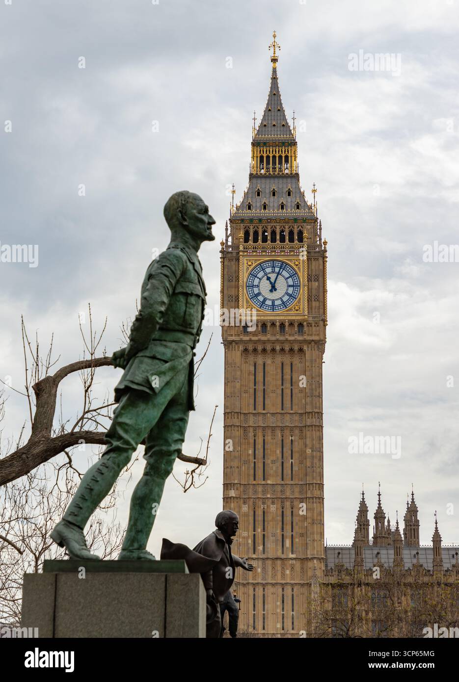 A picture of the Big Ben seen across the statue of Jan Christian Smuts ...