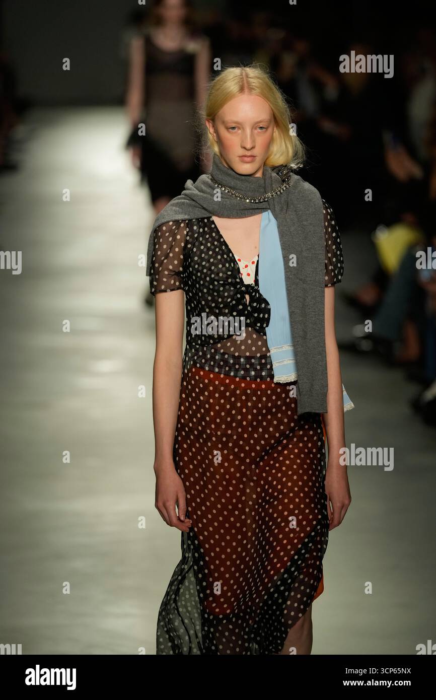 A model wears a creation part of the N21 women's Spring-Summer 2026 ...