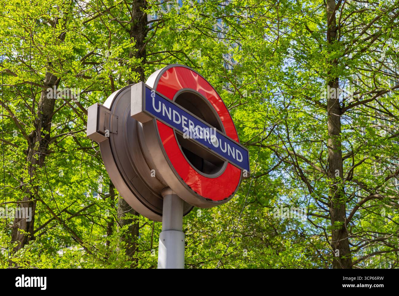 A picture of the iconic Underground London subway sign Stock Photo - Alamy