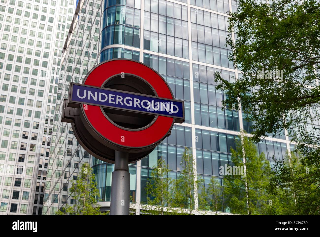 A picture of the iconic Underground London subway sign Stock Photo - Alamy