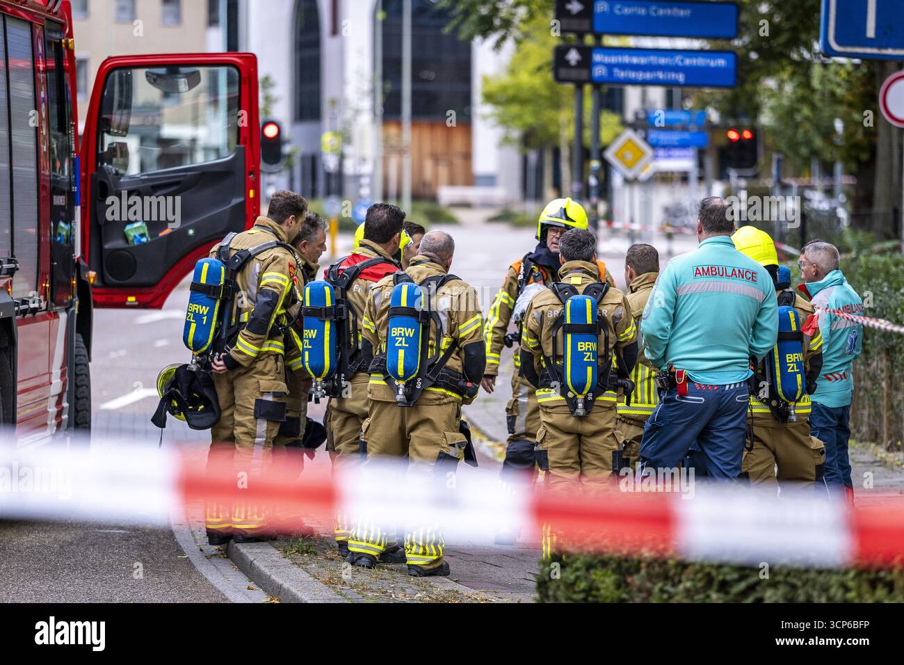 HEERLEN - Firefighters and ambulance personnel are at a UWV building ...