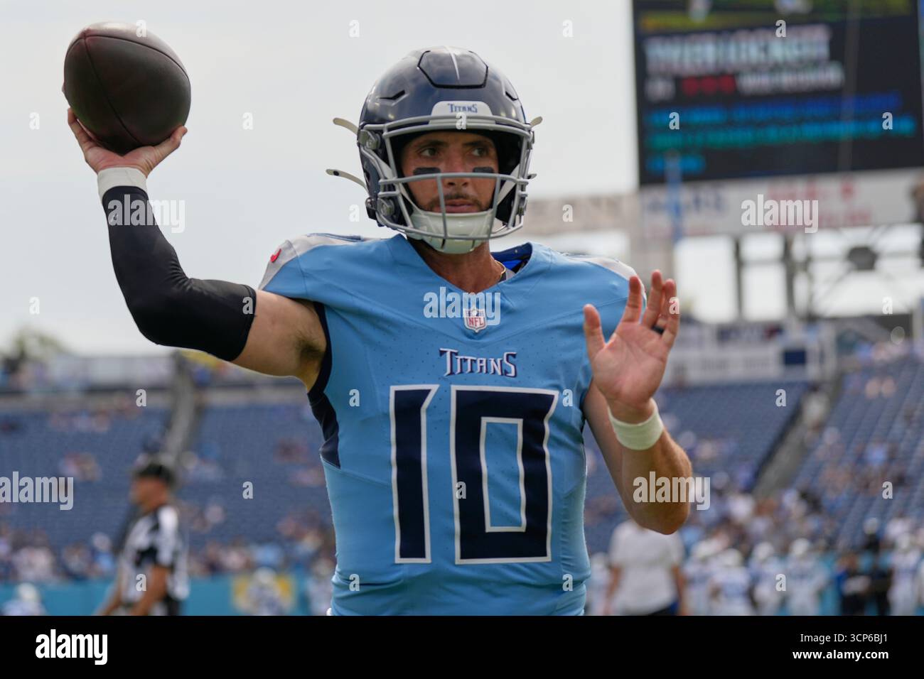 Tennessee Titans quarterback Brandon Allen (10) warms up before an NFL ...