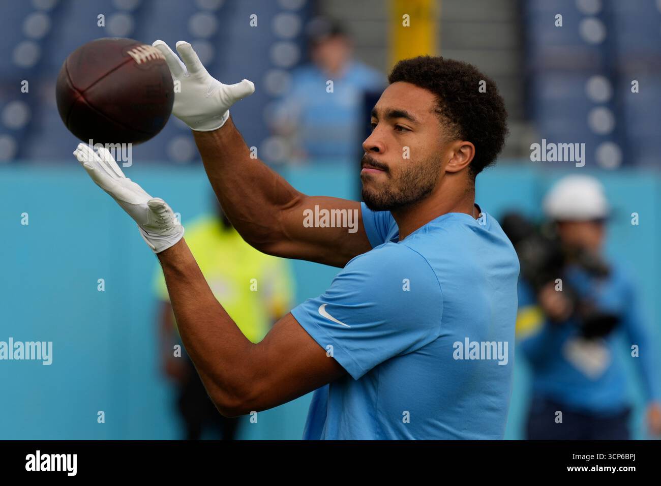 Tennessee Titans wide receiver Chimere Dike warms up before an NFL ...