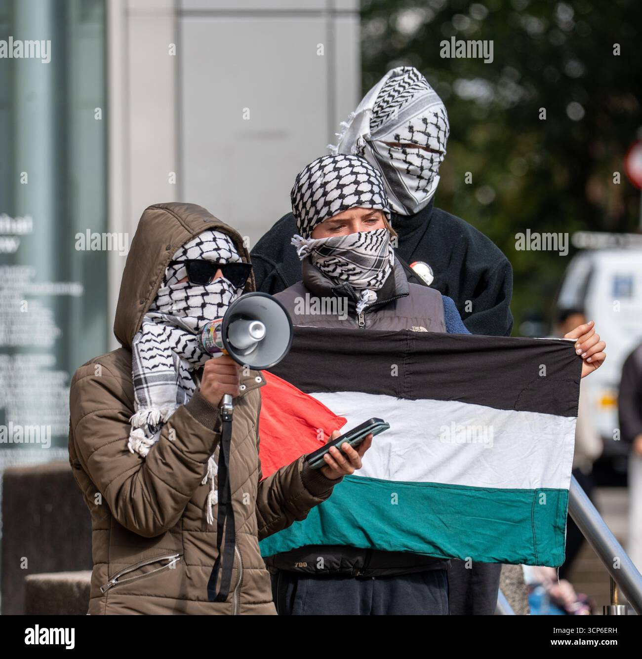 Glasgow, Scotland, 24th September 2025. Right wing demonstrators ...