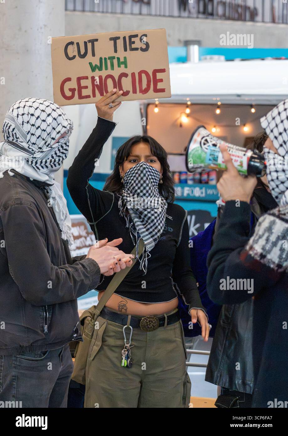 Glasgow, Scotland, 24th September 2025. Right wing demonstrators ...
