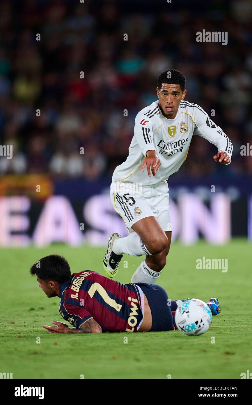 VALENCIA, SPAIN - SEPTEMBER 23: Jude Bellingham of Real Madrid competes ...