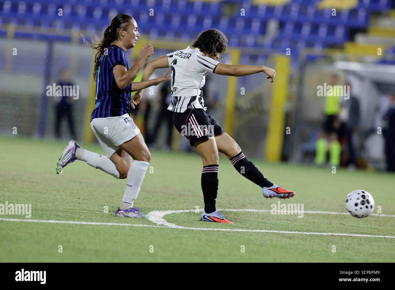 Juventus' Italian midfielder Eva Schatzer scores against inter during ...