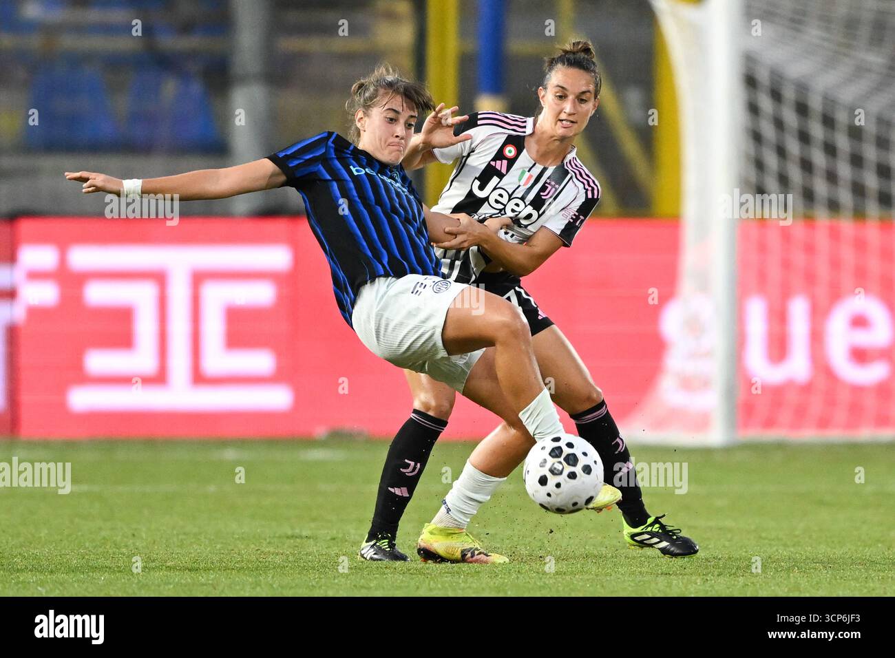 Martina Lenzini (71) Juventus Women fights for the ball with Elisa ...