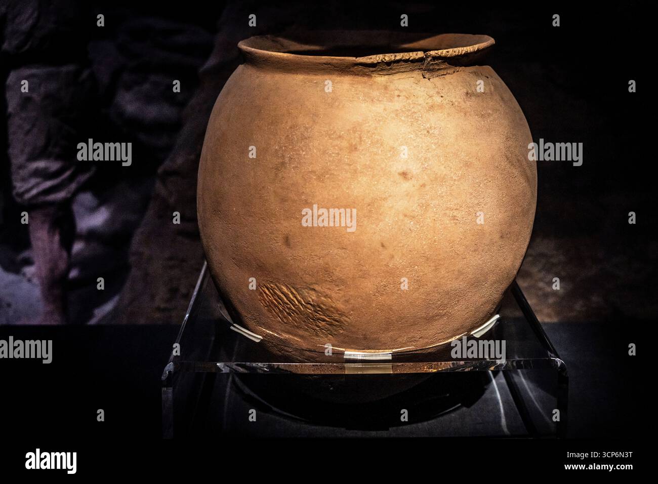 pottery jar with Jomon-decorate mouth, Pixian Ancient City, late ...