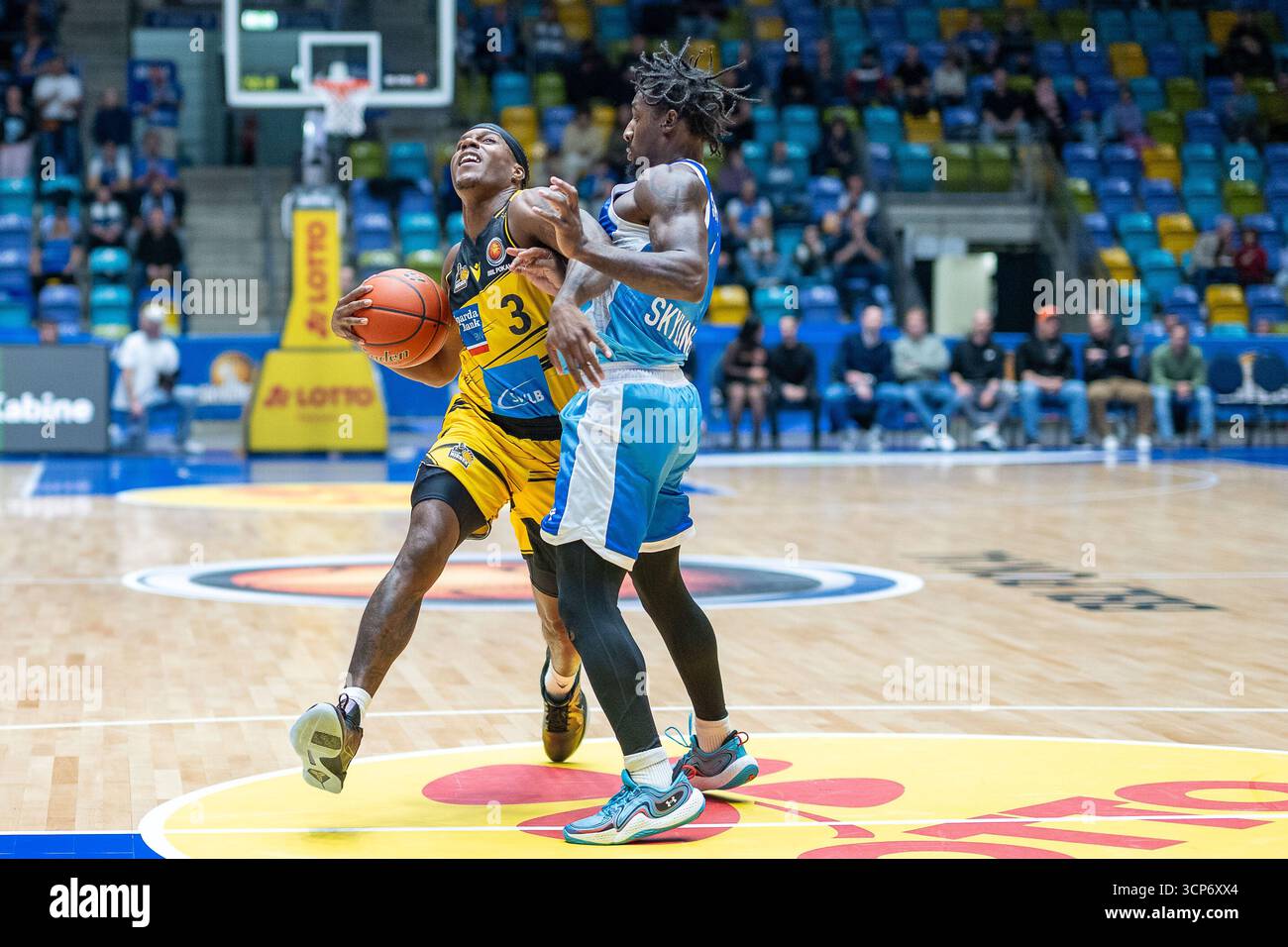 Stefan Smith (MHP RIESEN Ludwigsburg, #03), Isaiah Swope (Frankfurt ...