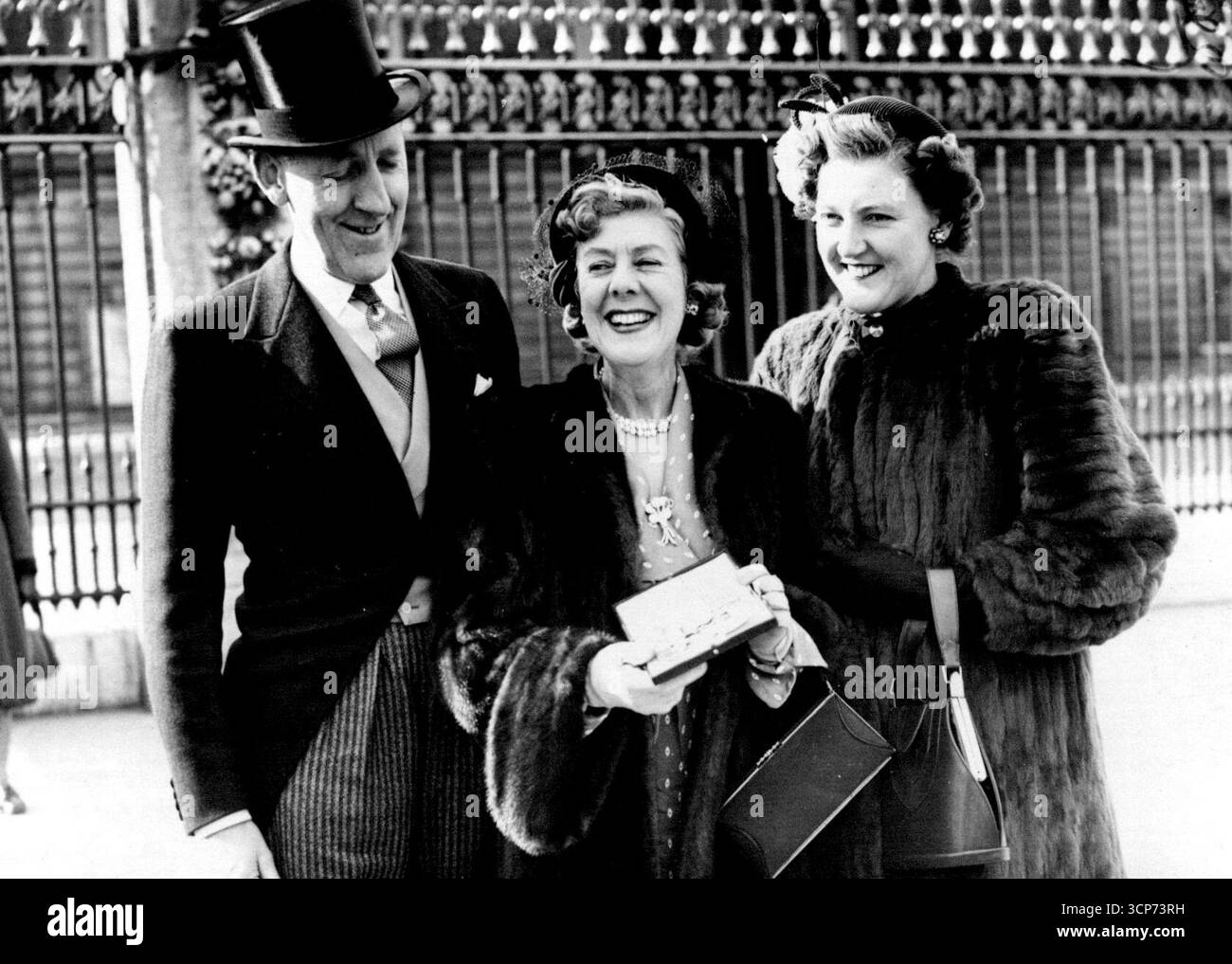 Famous Stage Star Decorated At Buckingham Palace Investiture -- Miss ...