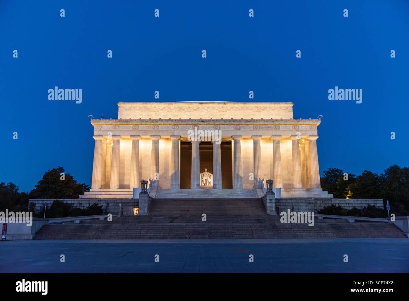 Lincoln Memorial Illuminated At Night Washington DC // WASHINGTON DC ...