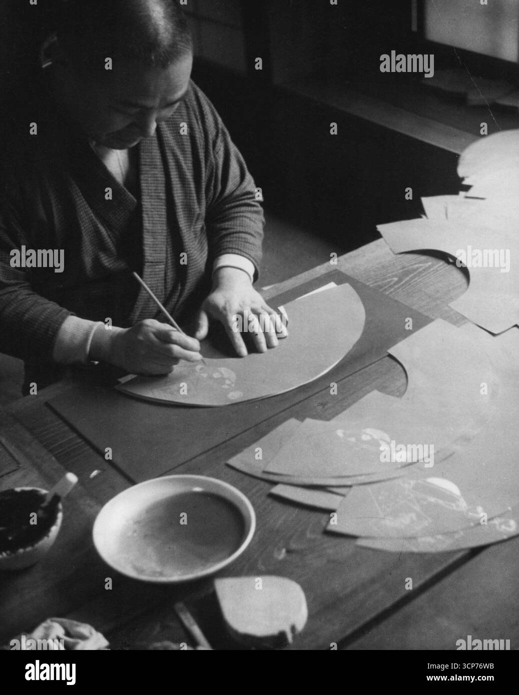 Paper fan, japan Black and White Stock Photos & Images - Alamy